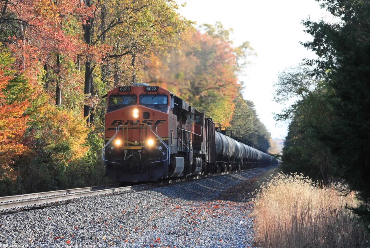 BNSF 6023 and train K055